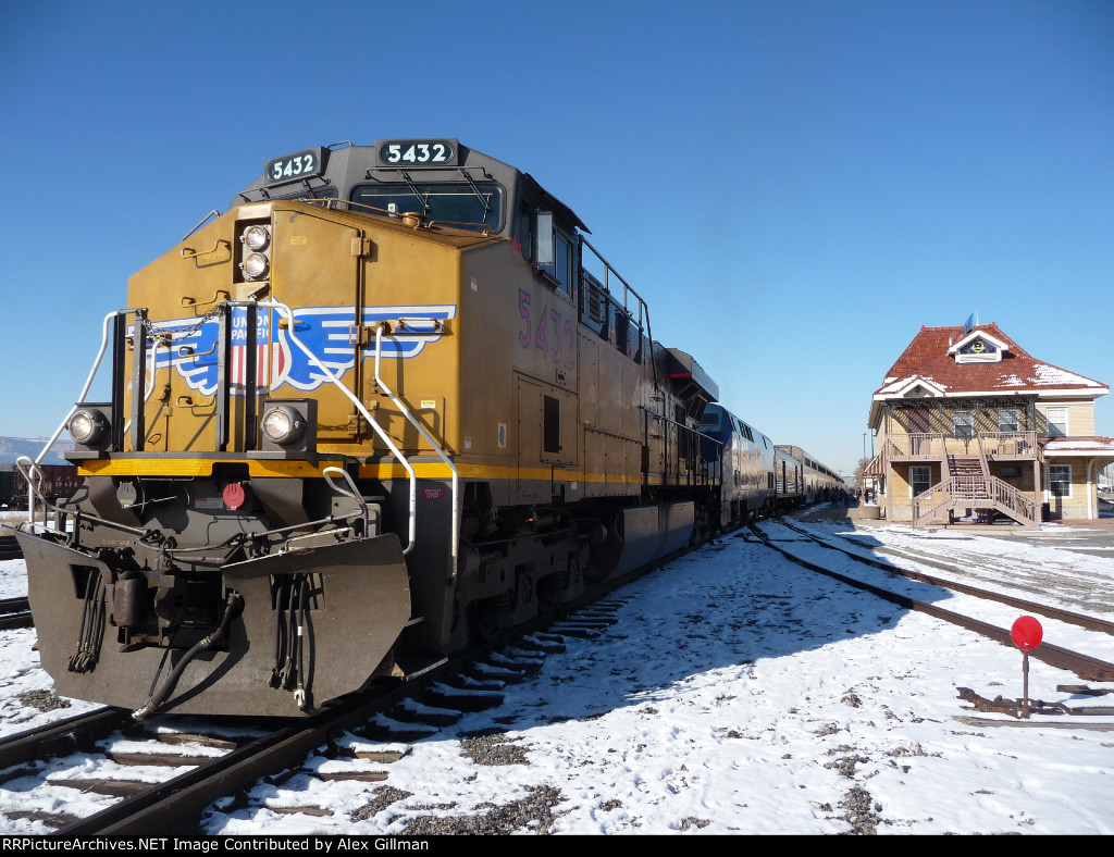 UP 5432 East, Amtrak #6 Leader & The Depot